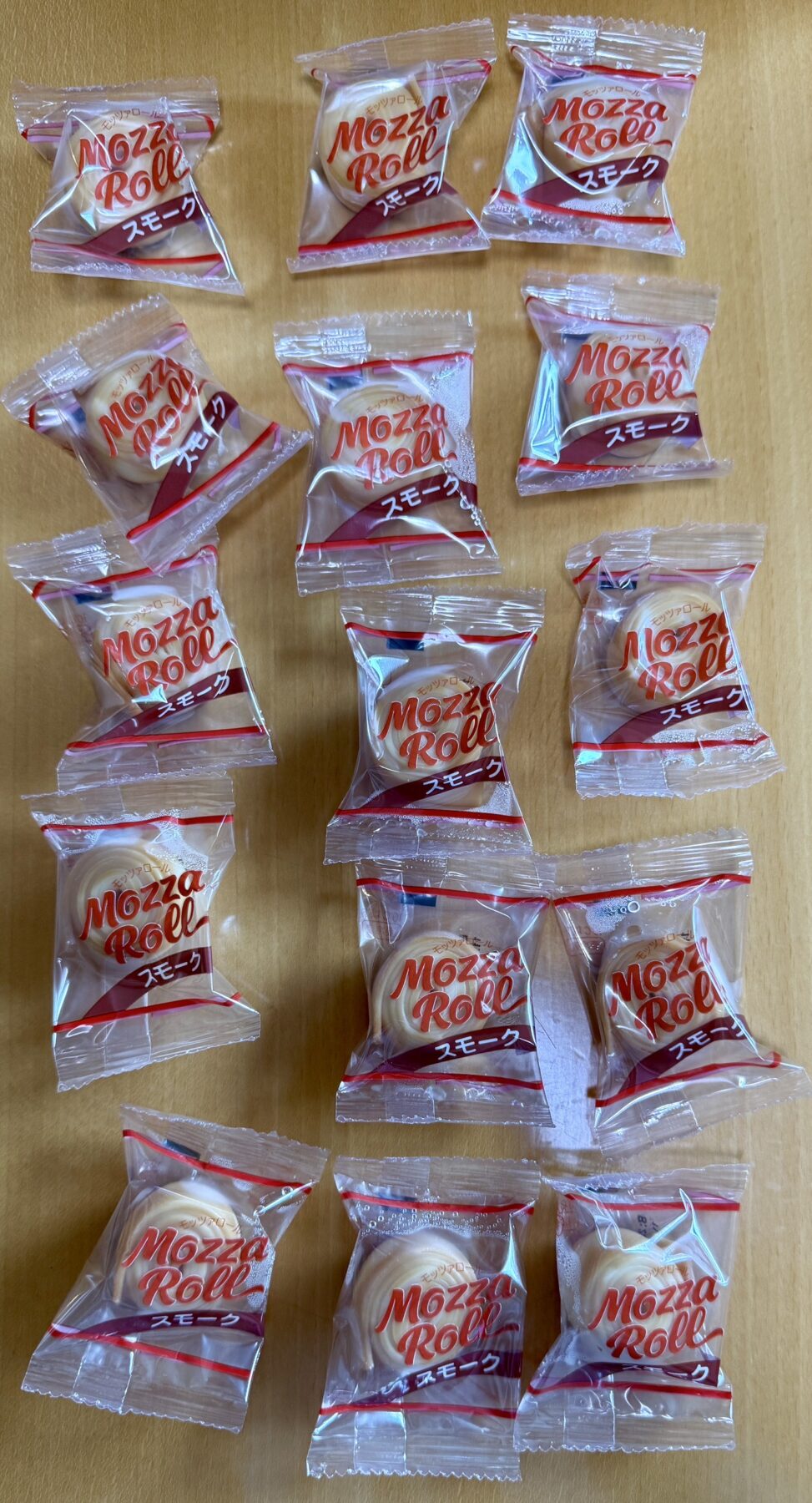 【コストコ】モッツァロール（MOZZA ROLLスモーク）はいかの燻製味 | トコトコあけみん